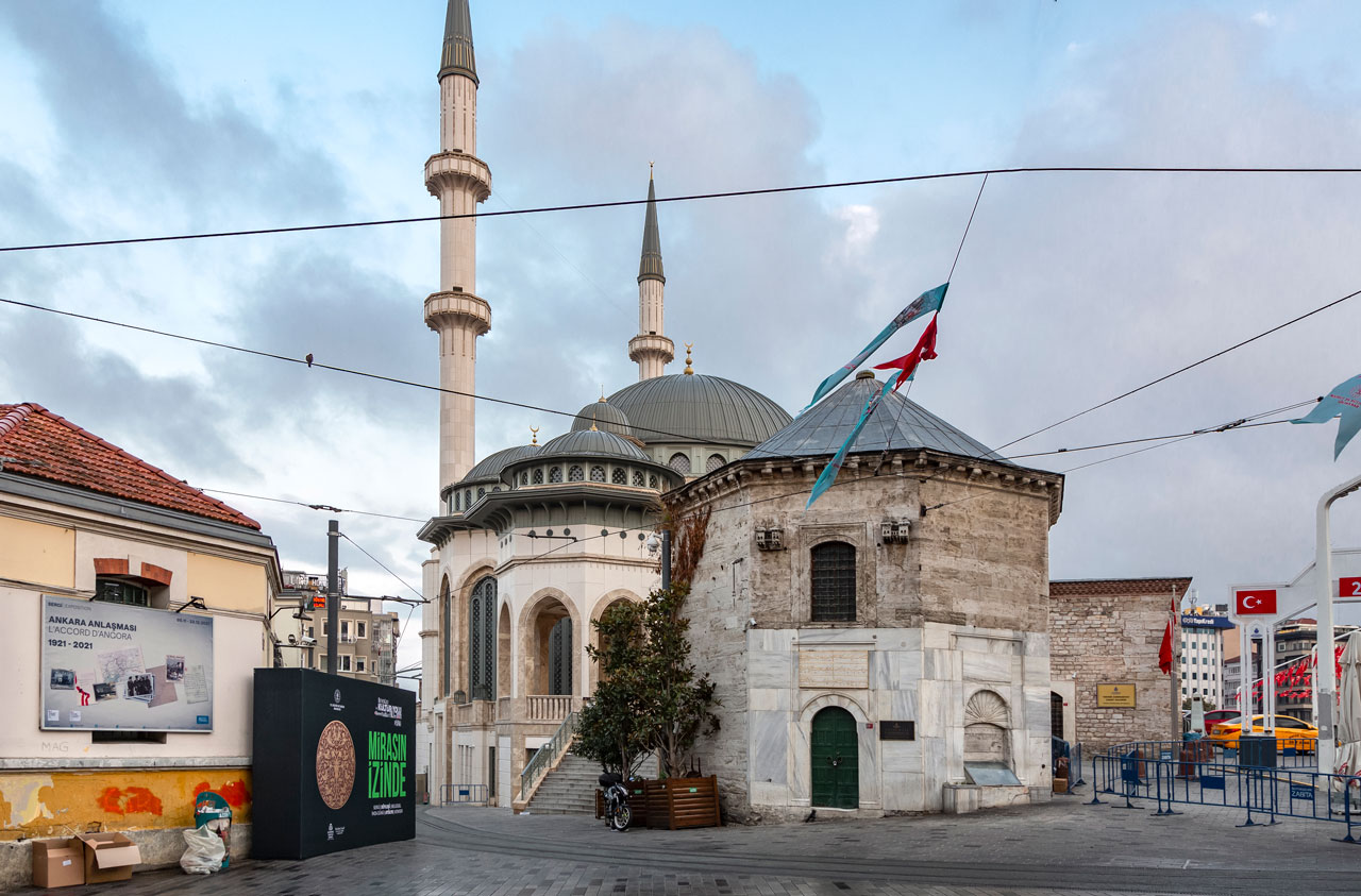 Beyazıt Meydanı'ndan Taksim Meydanı'na Bellek Mekanları