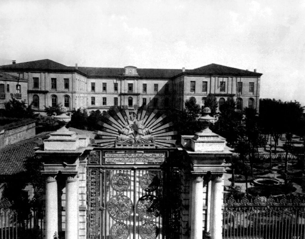 Beyazıt Meydanı'ndan Taksim Meydanı'na Bellek Mekanları