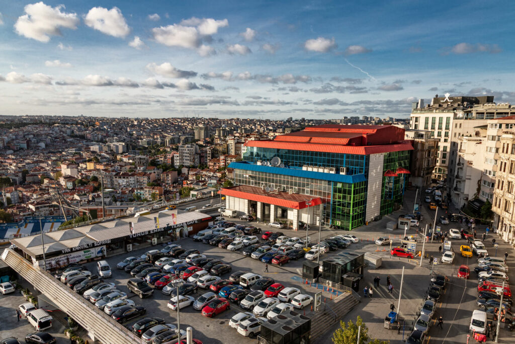 Beyazıt Meydanı'ndan Taksim Meydanı'na Bellek Mekanları