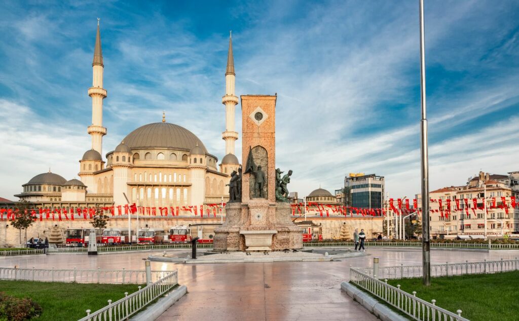 Beyazıt Meydanı'ndan Taksim Meydanı'na Bellek Mekanları